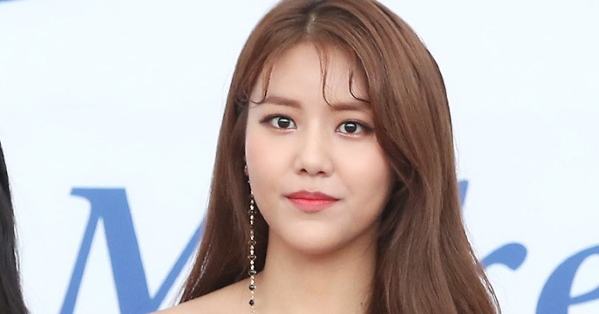 AOA 혜정, 수줍게 드러낸 어깨라인