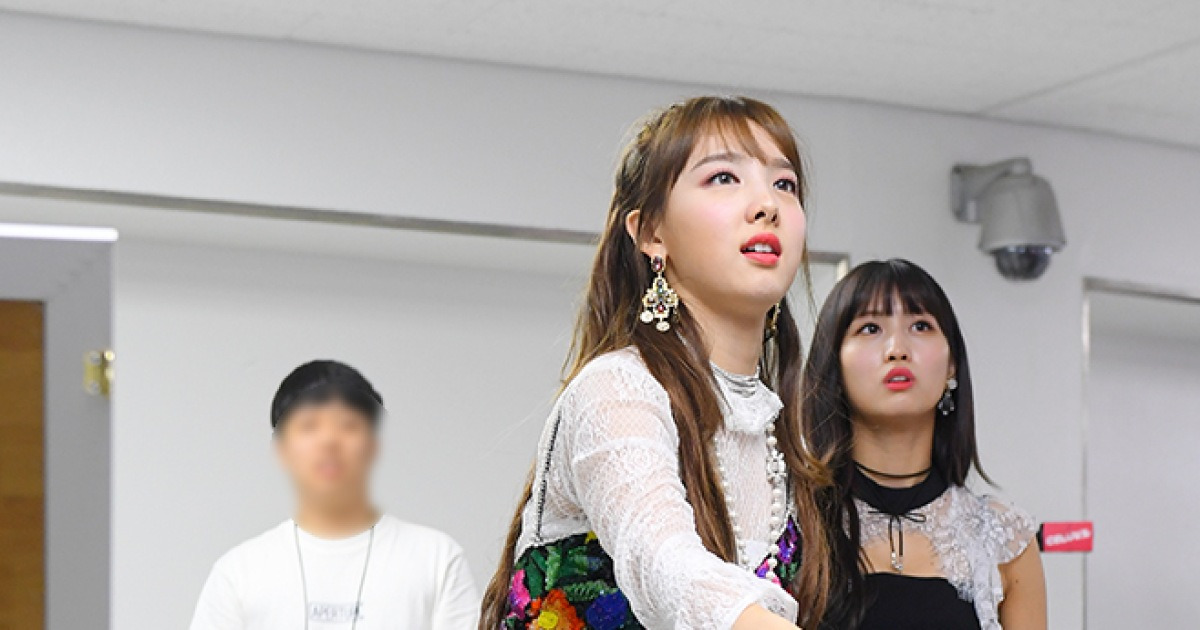 [TD포토] 트와이스 나연 '대기시간에 다트 한 판' (SOBA 백스테이지)