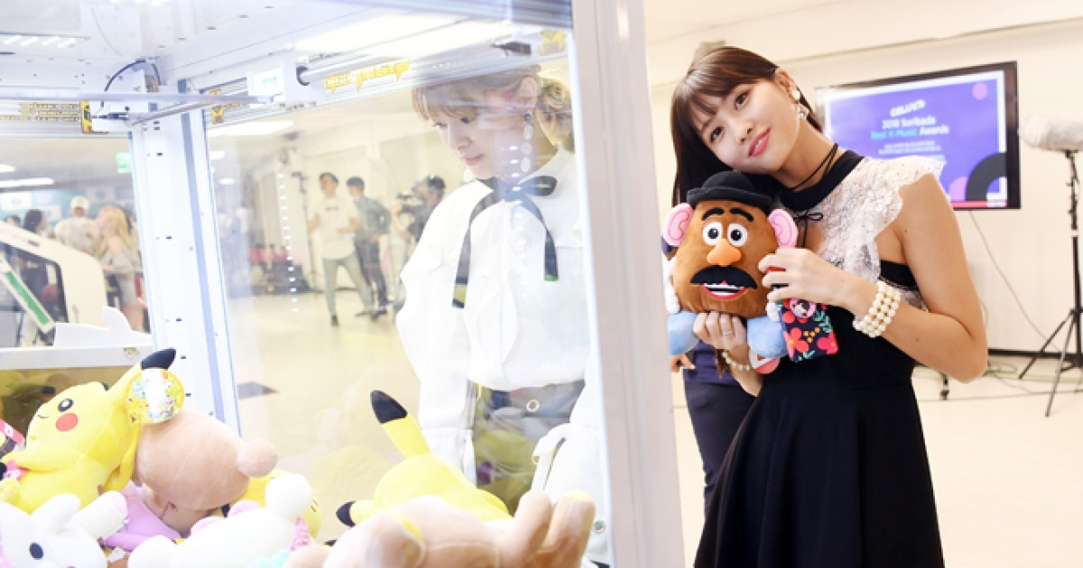 [TD포토] 트와이스 모모 '정연이 보다 먼저 뽑았지롱~'(SOBA 백스테이지)