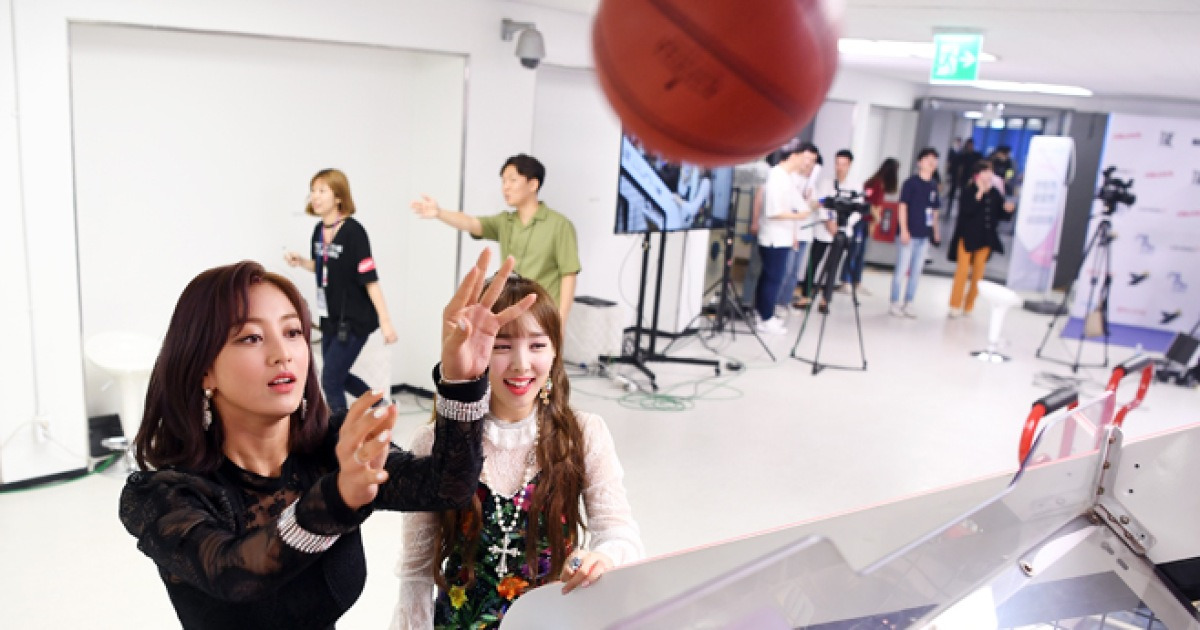 [TD포토] 트와이스 지효 '득점왕 폼~'(SOBA 백스테이지)