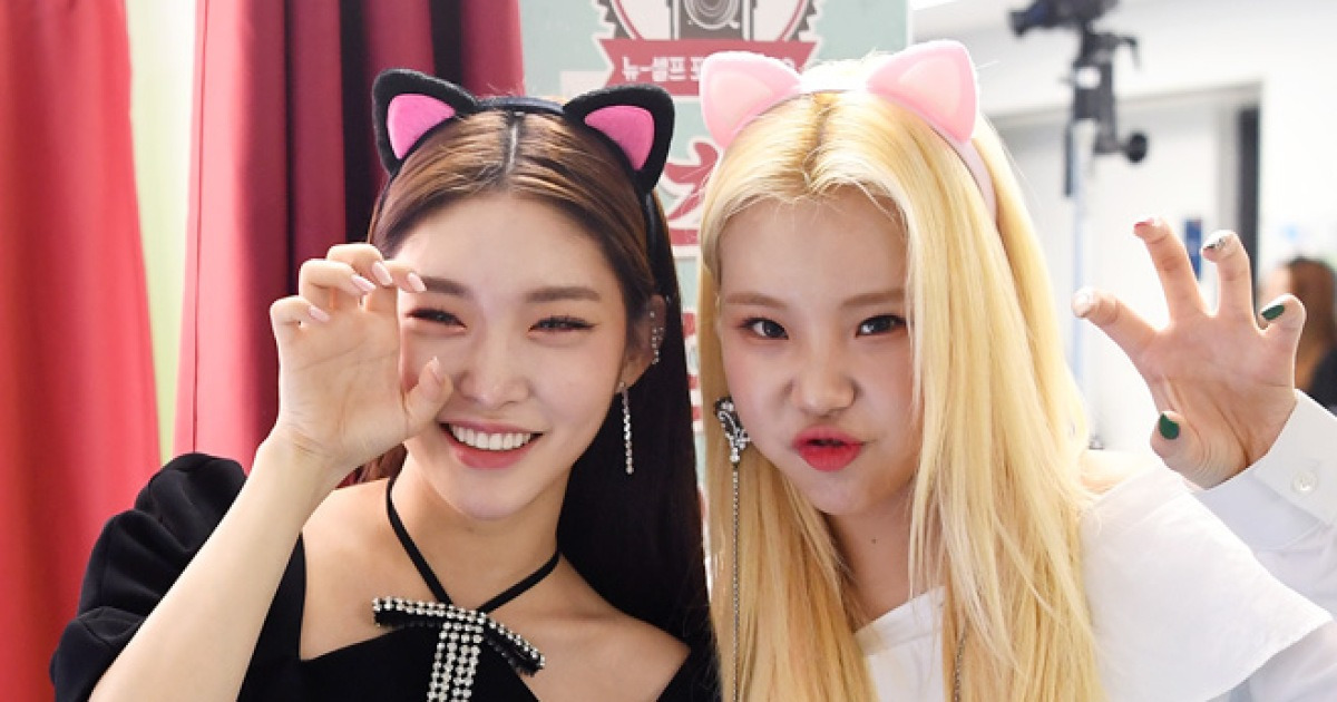 [TD포토] 청하-주이 '귀엽게 앙~'(SOBA 백스테이지)