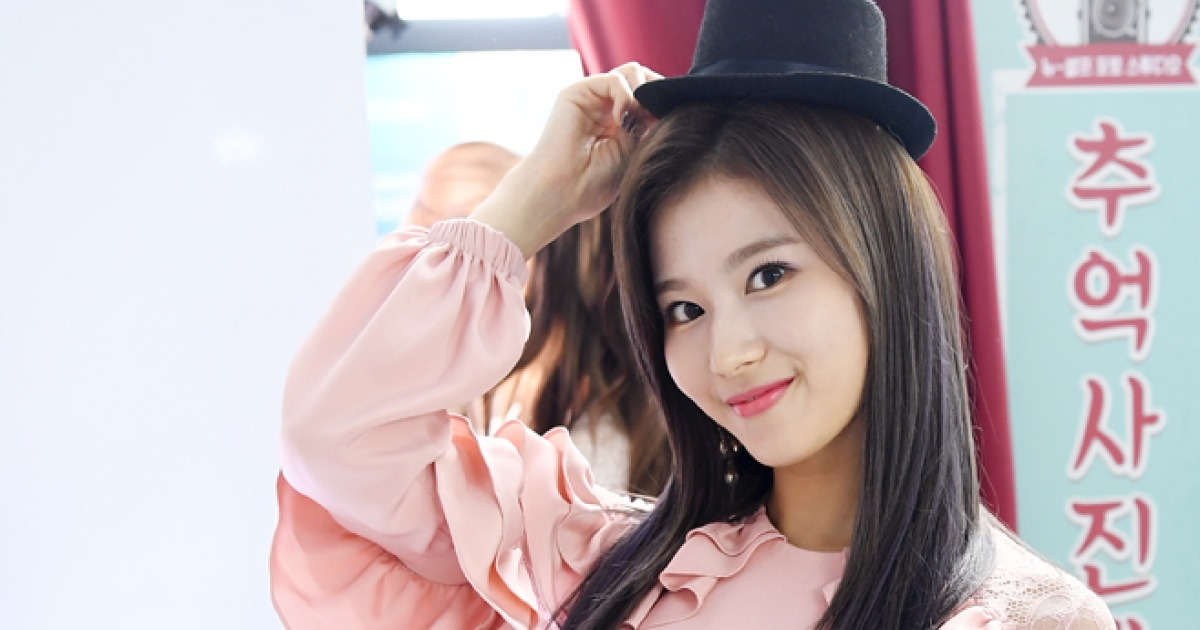 [TD포토] 트와이스 사나 '이렇게 예쁘면 반칙~'(SOBA 백스테이지)