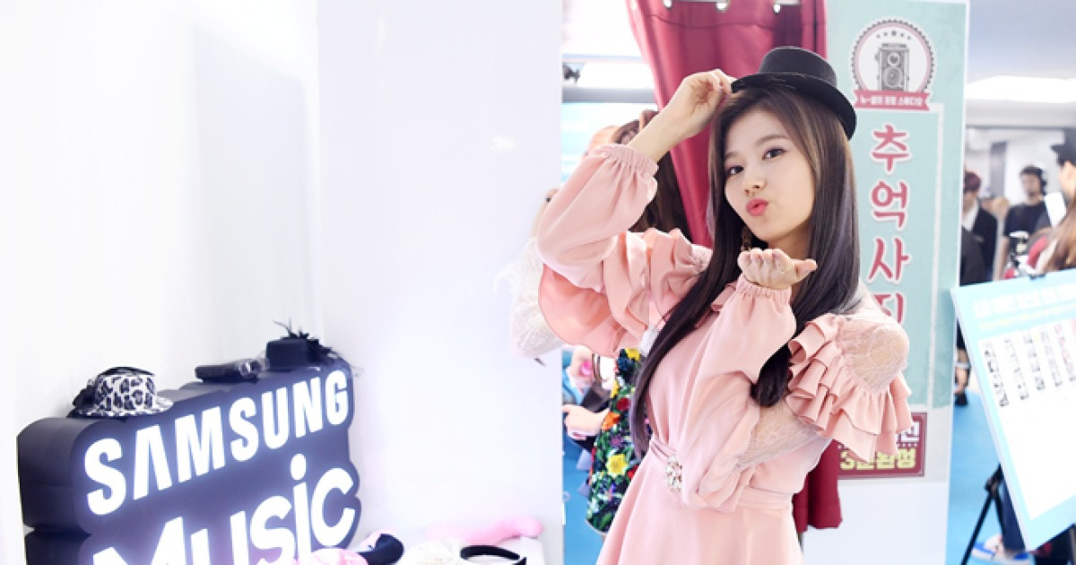 [TD포토] 트와이스 사나 '섹시하게 우~'(SOBA 백스테이지)