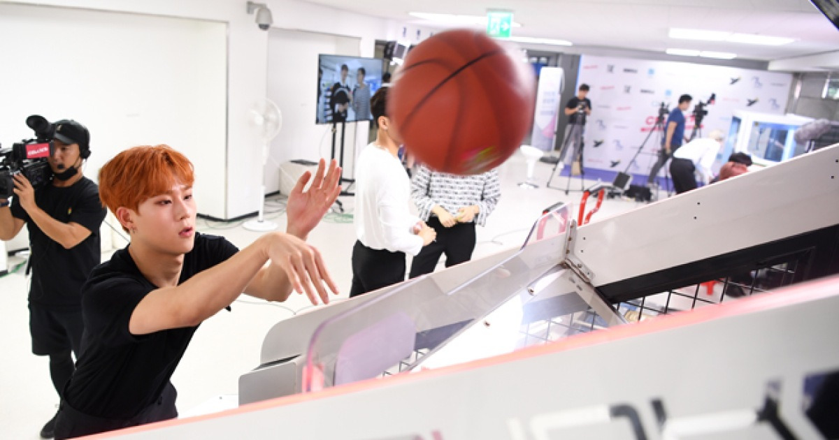 [TD포토] 몬스타엑스 주헌 '손목 스냅이 중요해~'(SOBA 백스테이지)