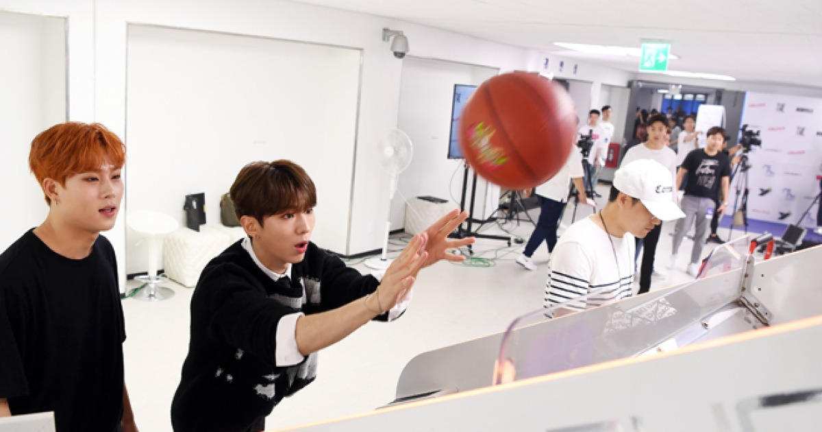 [TD포토] 몬스타엑스 기현 '승부욕 발동~'(SOBA 백스테이지)