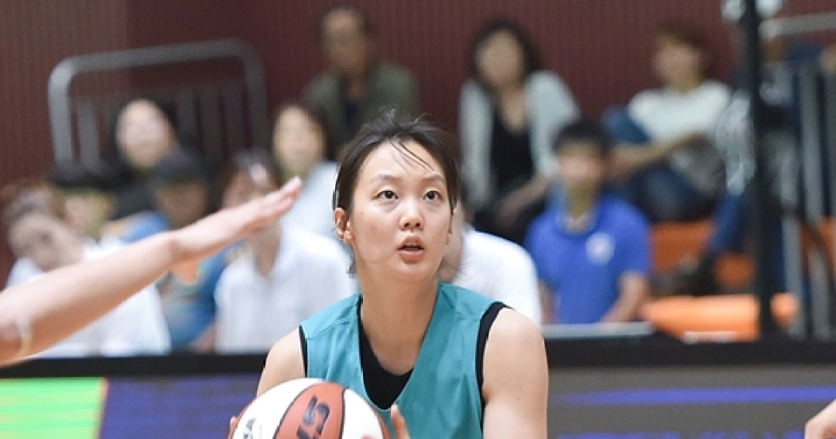 [18박신자컵] 앞선 불타오른 KEB하나은행, 박신자컵 첫 우승!..MVP는 김단비