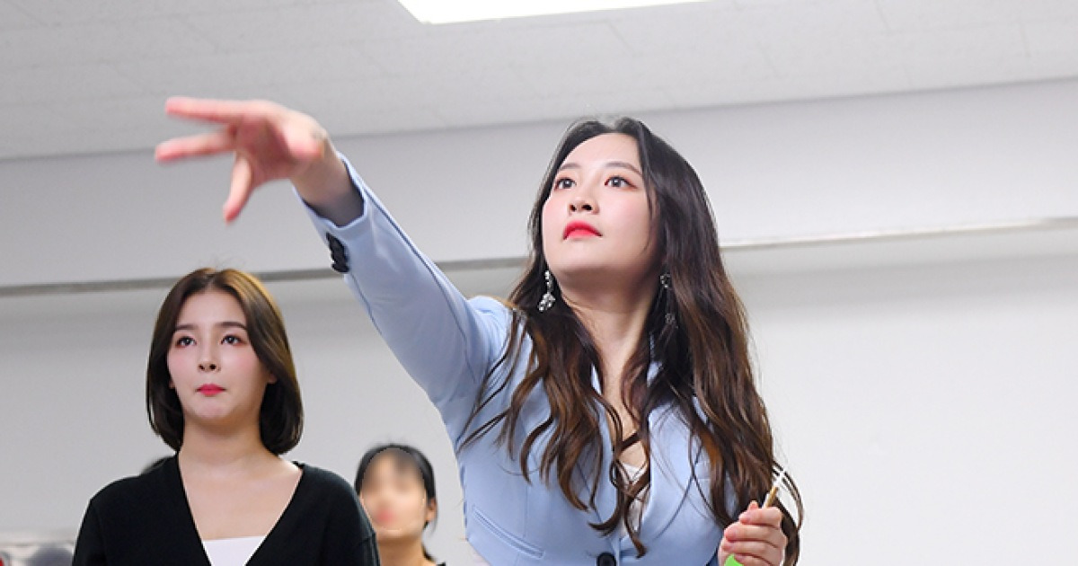 [TD포토] 모모렌드 태하 '다트 실력이 보통 아니네~' (SOBA 백스테이지)