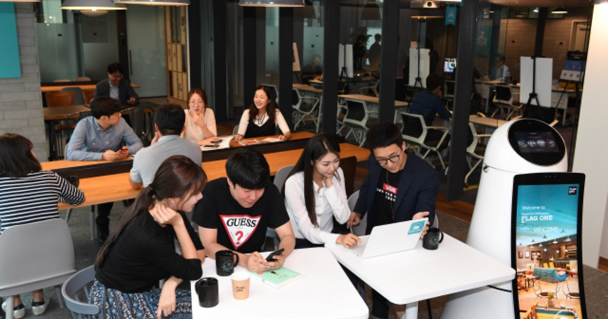 공유오피스 플래그원 "LG로봇과 함께 일해요"
