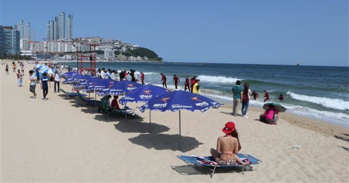 Less crime on Busan beaches this summer: police