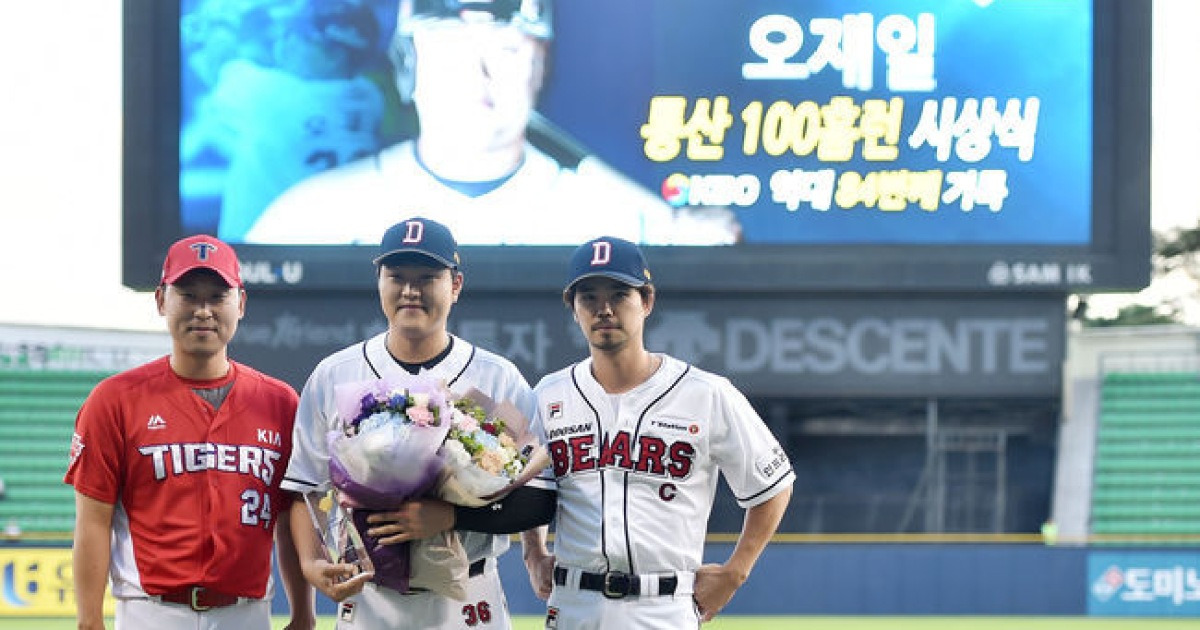 'KBO 84번째 100홈런' 오재일, 동료들의 축하를 받으며 [사진]