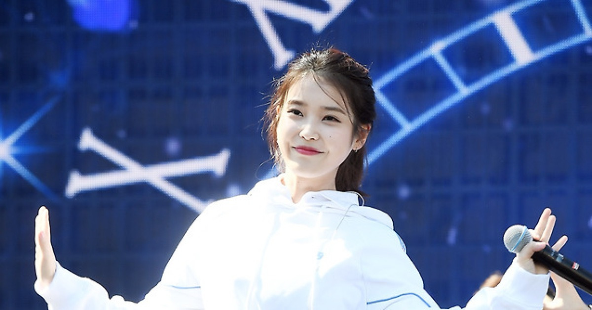 아이유 인형이 춤을 추네~[포토엔hd]