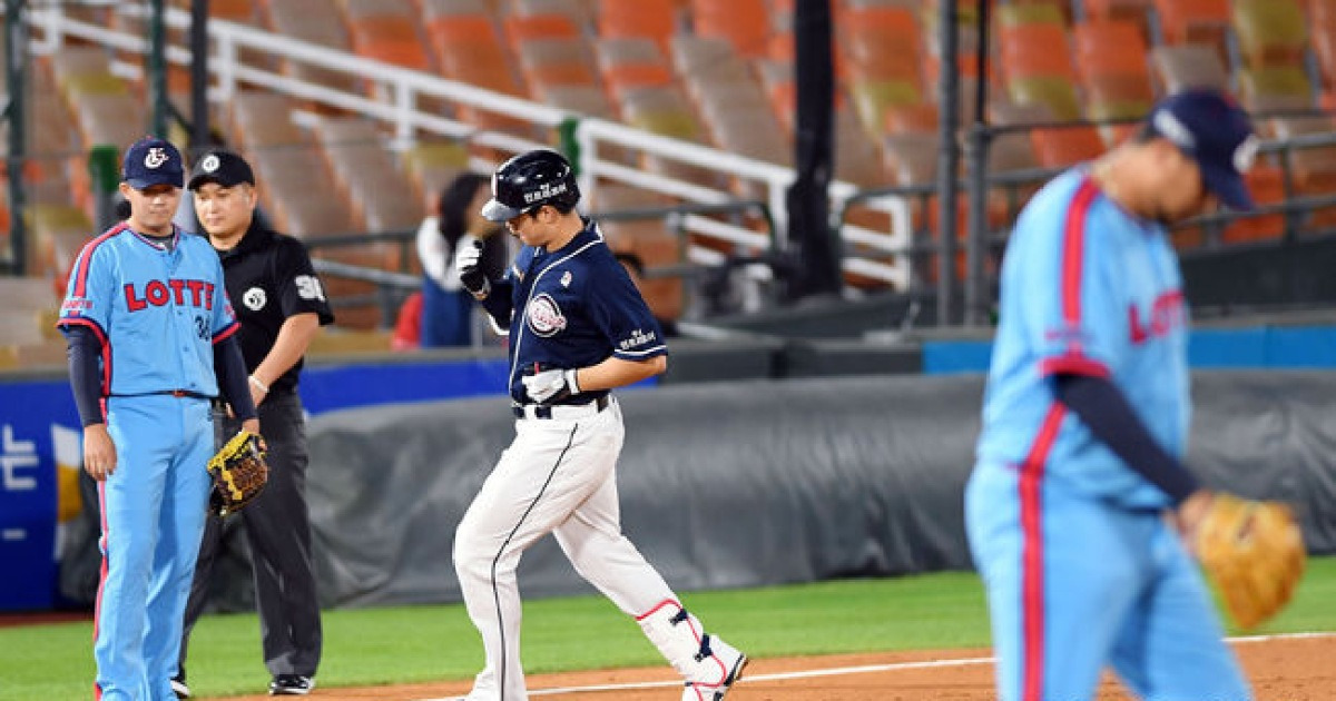 두산 김재환, KBO 최초 3년 연속 300루타 금자탑