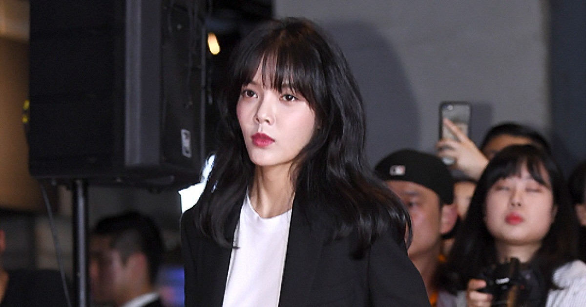 AOA 지민, 높은 무대 오를땐 조심조심 [MK포토]