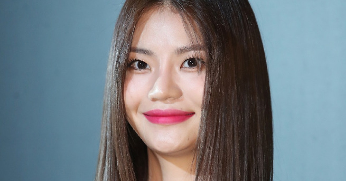 안다, 시원시원한 이목구비