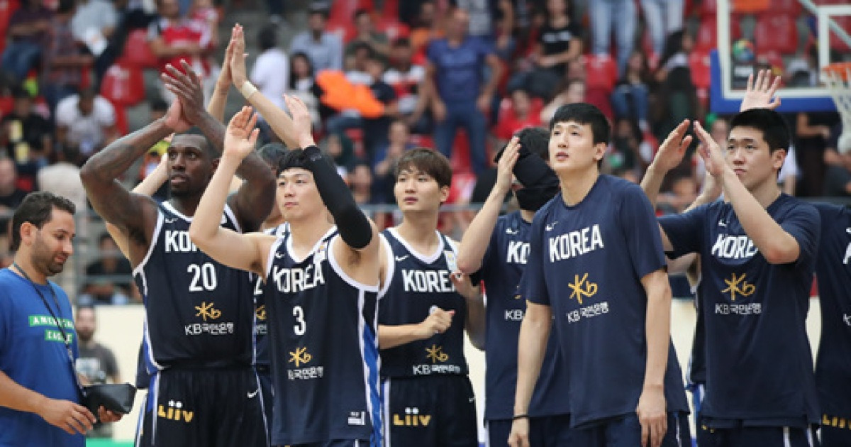 [FIBA WC] 승리 후 교민들에게 인사하는 선수들