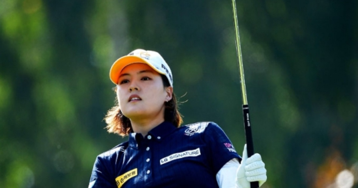 볼 방향을 확인하는 '메이저 퀸' 전인지 [LPGA 에비앙 챔피언십]