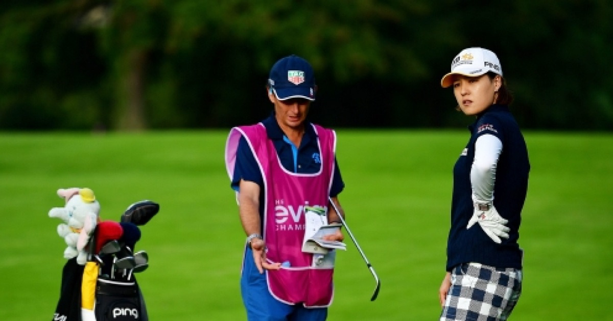캐디와 공략법을 상의하는 전인지 [LPGA 에비앙 챔피언십]