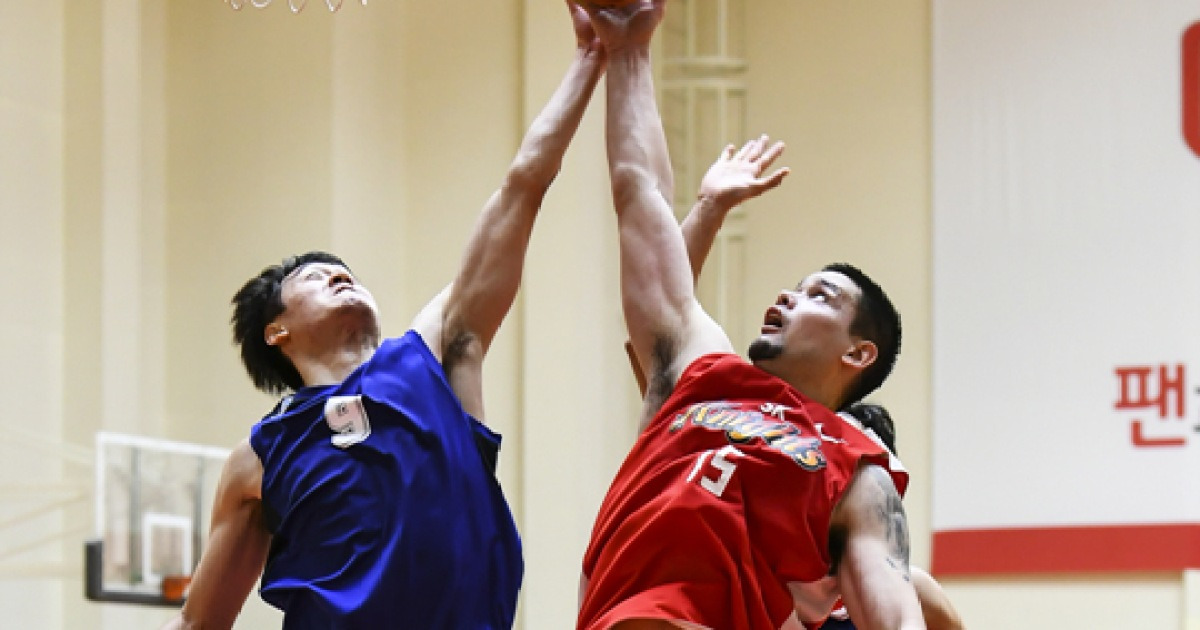 [JB포토] SK 김민수, KCC 최승욱 '리바운드 경합'