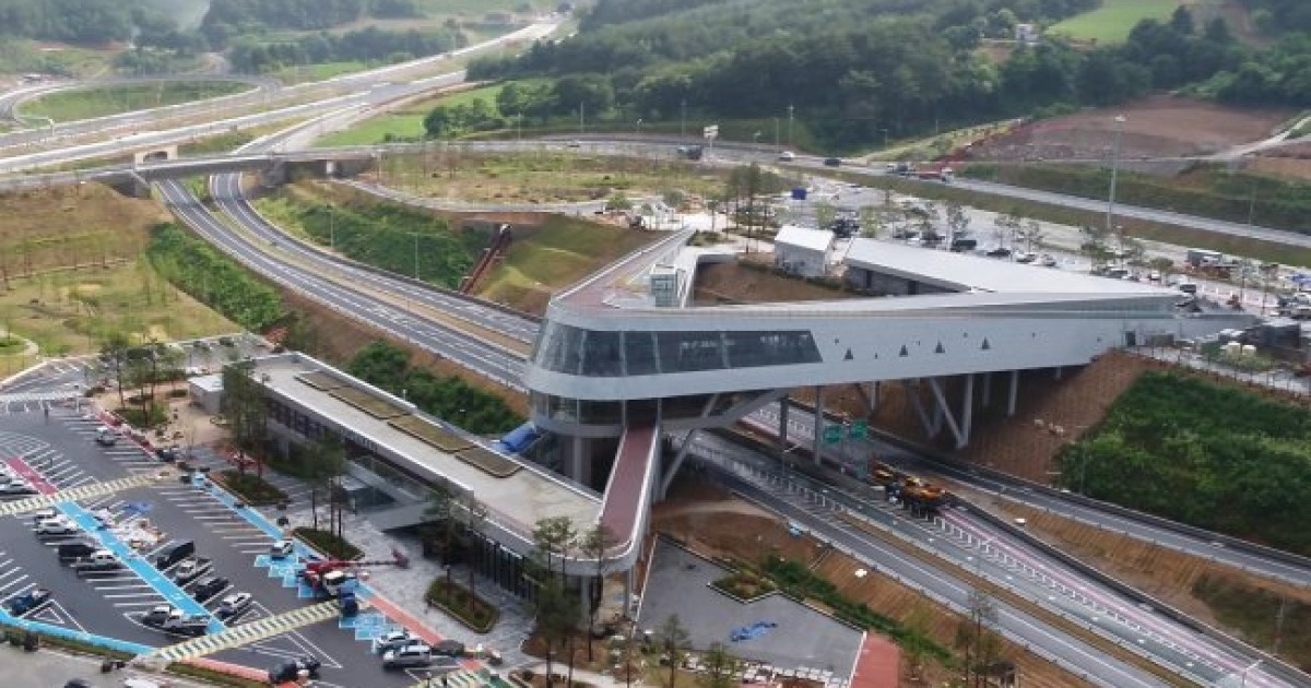 Expressway rest stops to provide drive-through, mobile preorder services