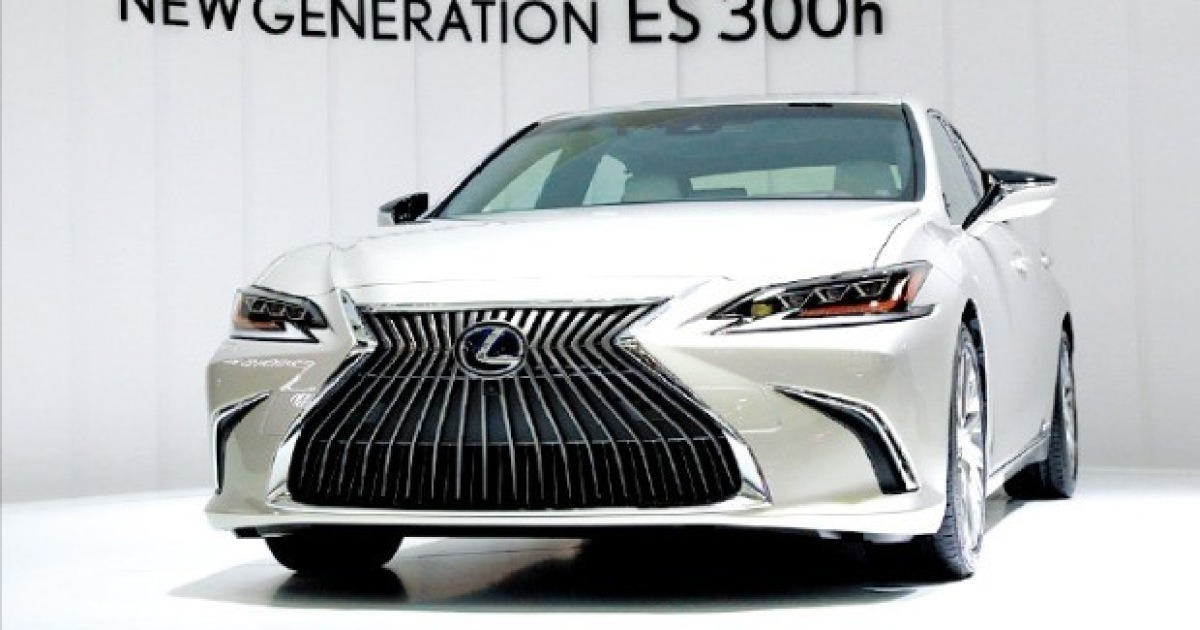 [신차 포커스] 뉴 제너레이션 ES300h, 6년 만에 돌아온 완전변경 모델.. 가격·연비·승차감 多 잡았다