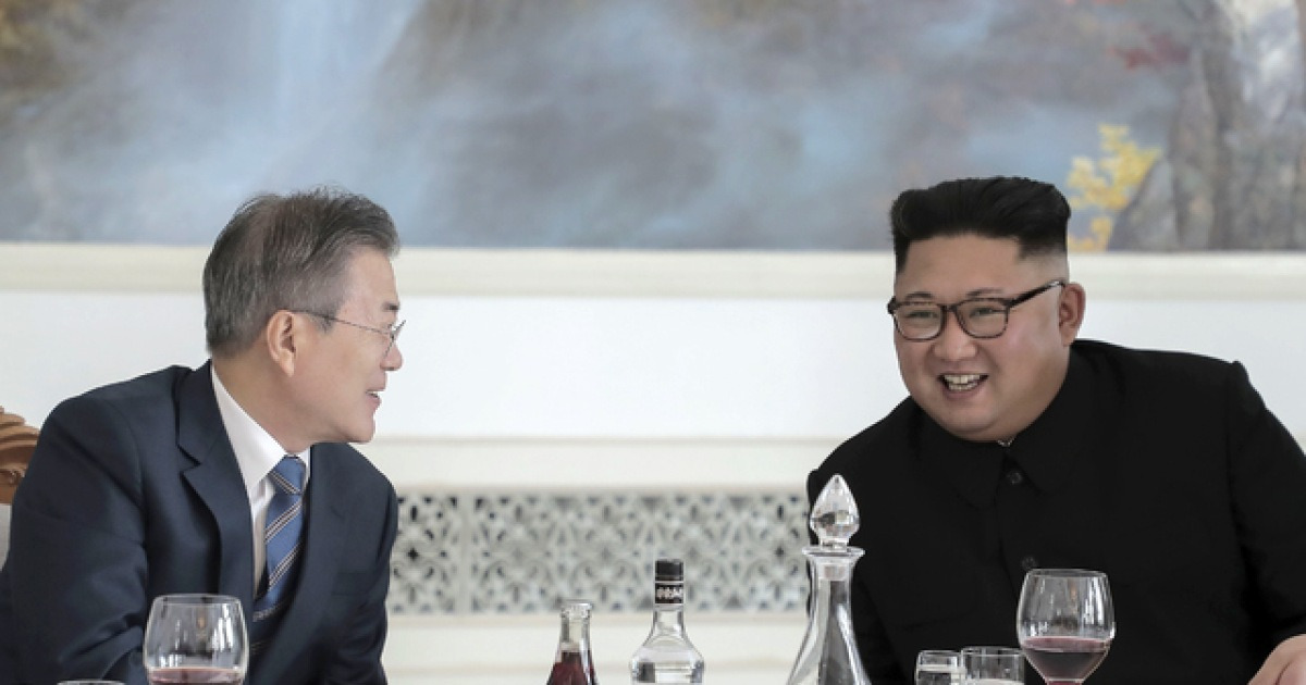 밝은 표정의 문재인 대통령 김정은 위원장