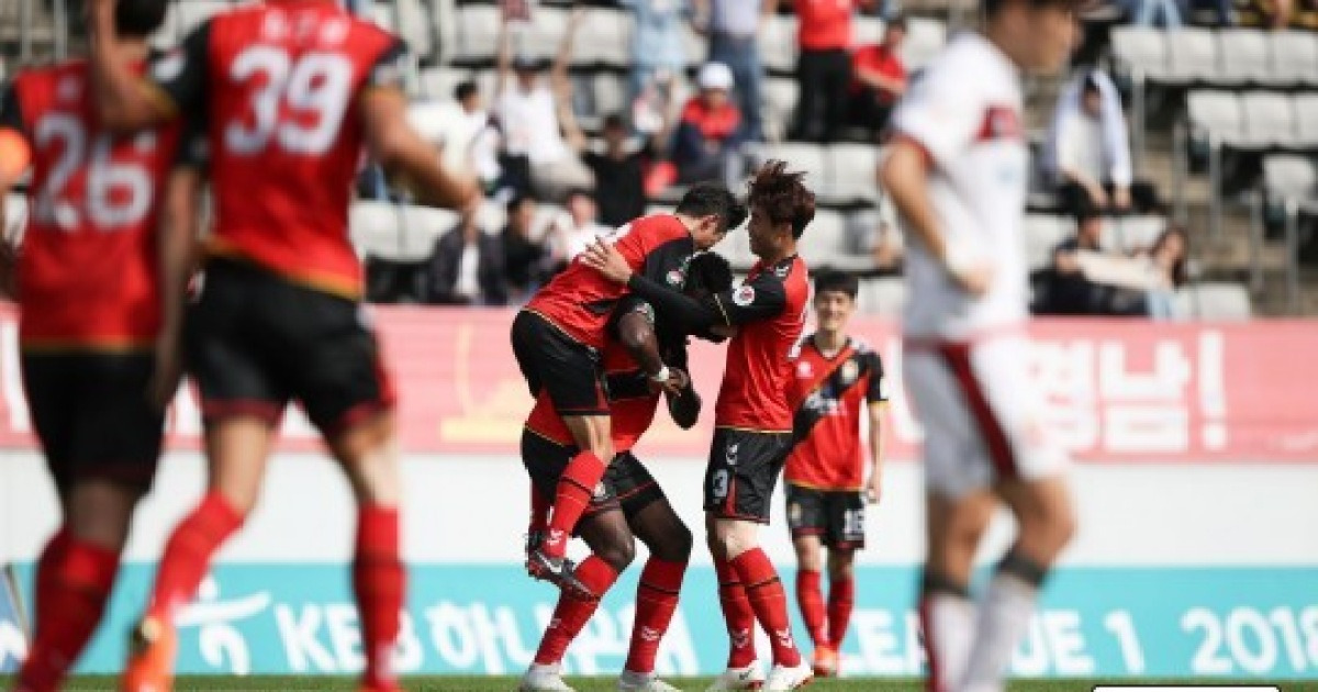 [K리그1 29R] '말컹-배기종 연속골' 경남, '10명' 서울에 2-1 짜릿 역전승