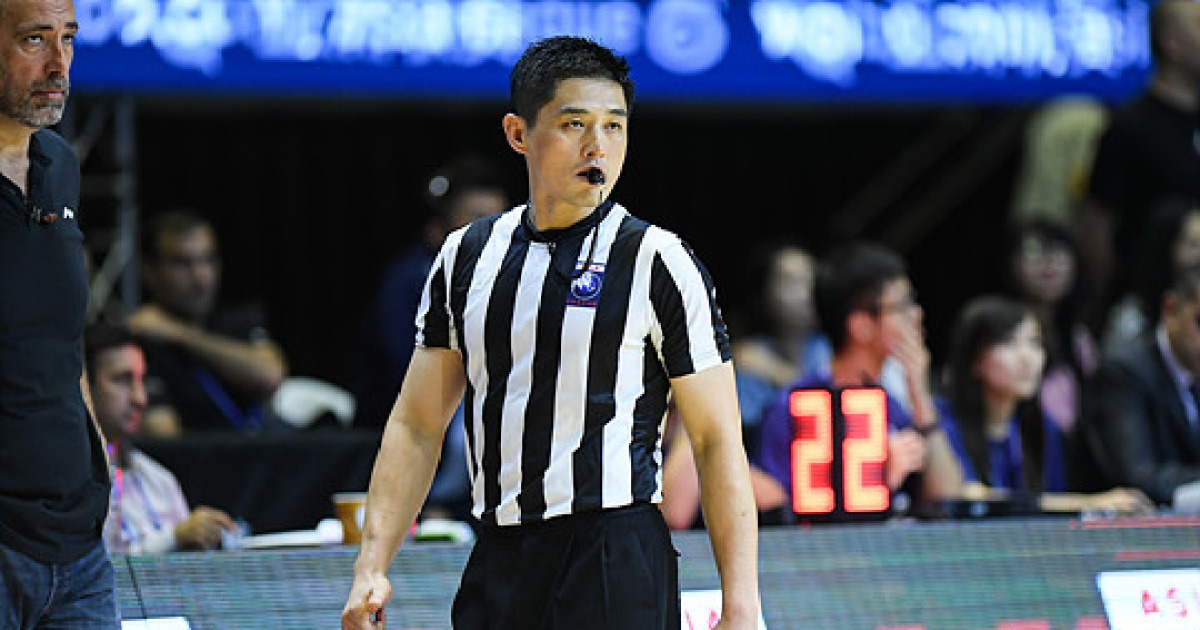 [JB포토] 터리픽12 결승전 진행하는 KBL 황인태 심판