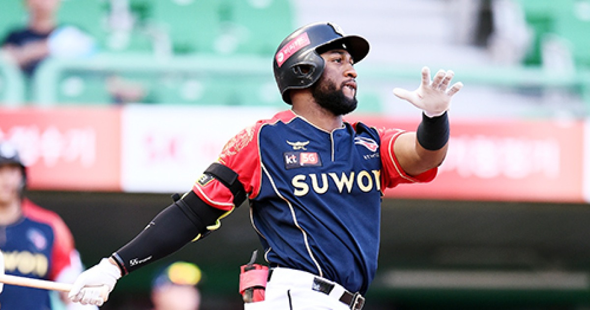 '로하스 40홈런' KT, KIA에 9-2 완승..2연패 탈출