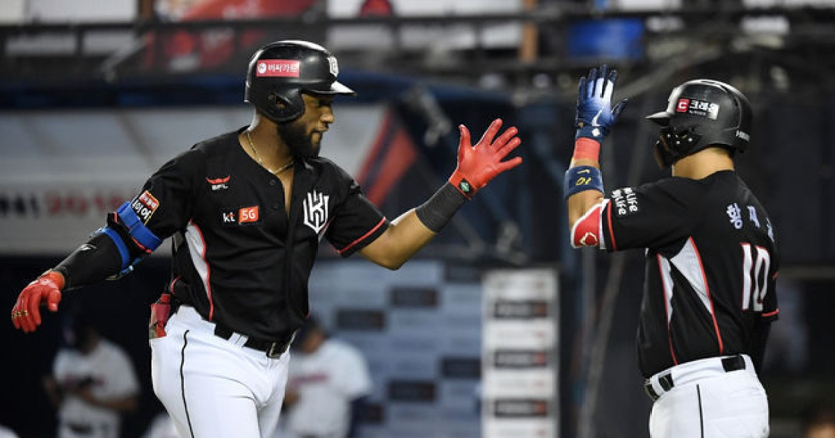 '로하스 첫 40홈런 + 김민 3승' KT, KIA 9-2 설욕
