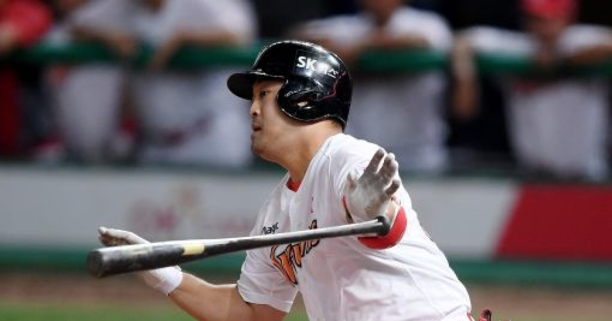 '정의윤·김강민 스리런' SK, NC에 6-2 승리..4연승 질주