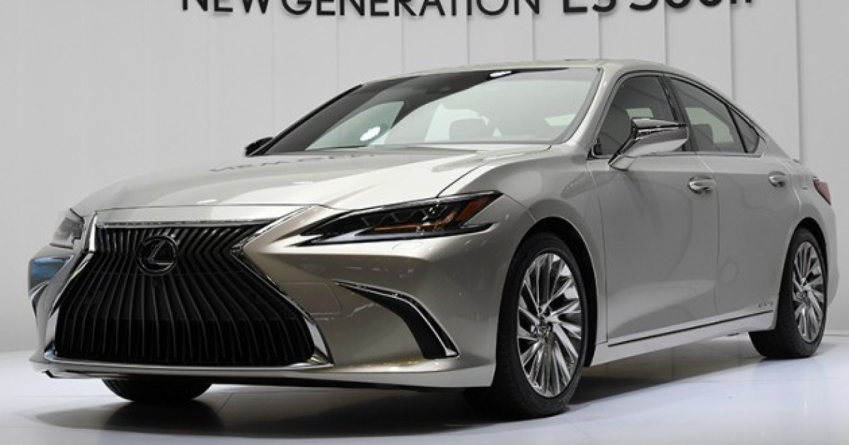 렉서스 신형 ES300h 출발부터 '삐걱'..최상위 모델 인증 못 받아