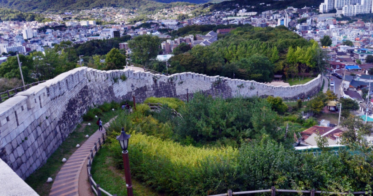 [Eye Plus] Walk along Seoul Fortress in autumn
