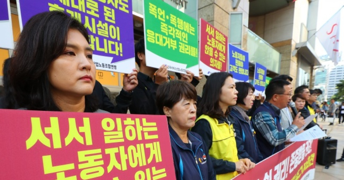 [Newsmaker] Korean service sector workers fight for 'right to sit' at work