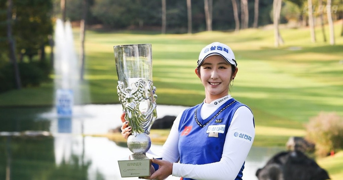KLPGA 트로피 든 배선우