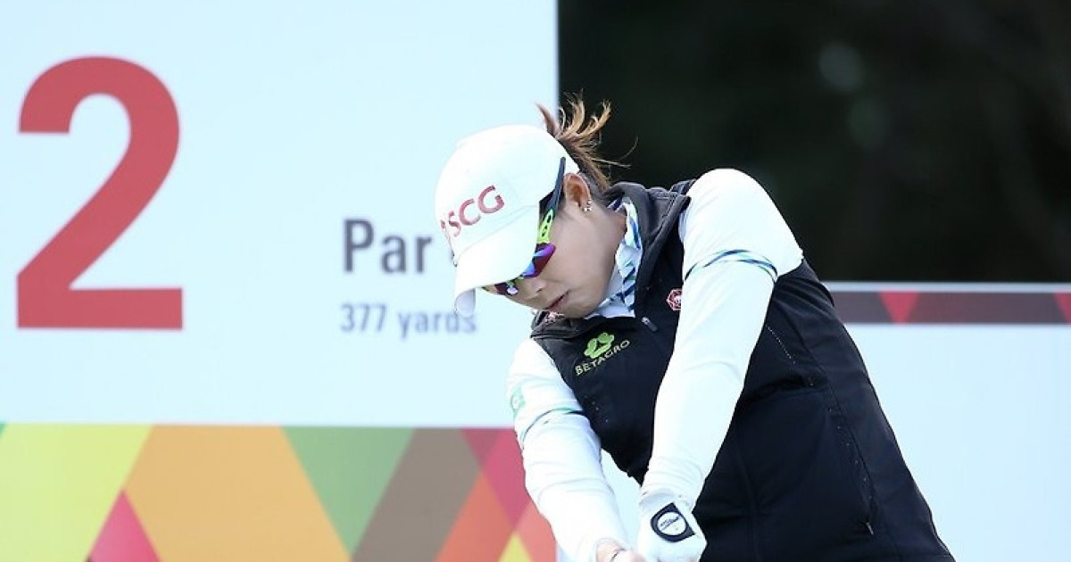 티샷하는 모리야 주타누간