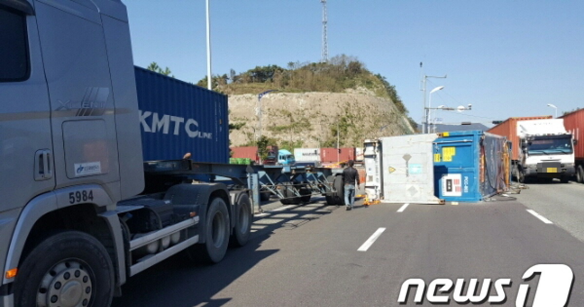 부산신항 국제터미널 인근 도로에 25톤 컨테이너 추락