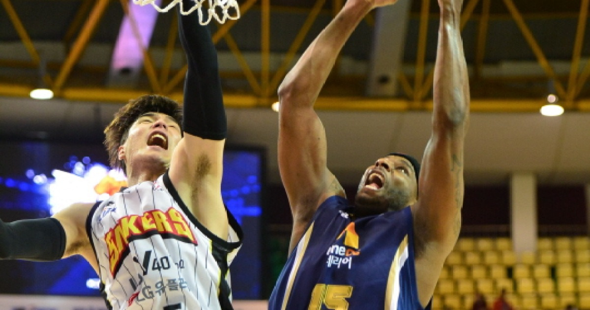 [BK Review] 브랜든 브라운 '31P 17R' KCC, LG 꺾고 개막전 승리 장식