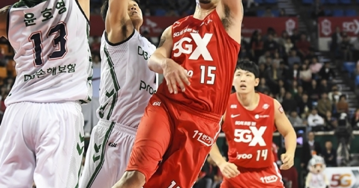 '골밑에 리온, 외곽에 민수' SK, DB 격파하고 산뜻한 첫 승 신고