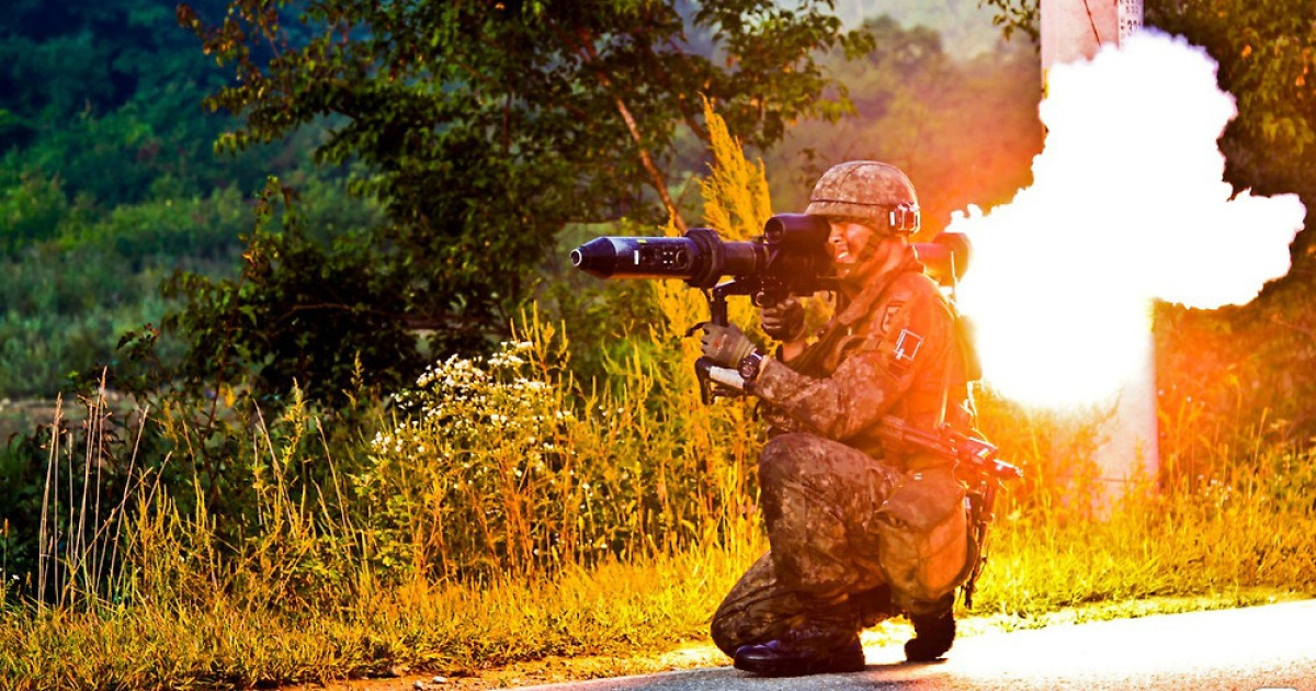 '대전차 무기 팬저파우스트3(PZF-3) 발사'