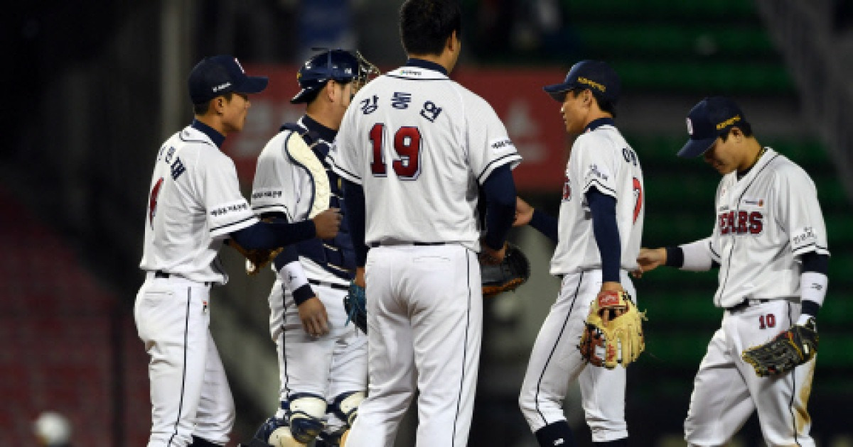 두산 정규시즌 최종전도 승리, KBO 800만 관중 터치다운