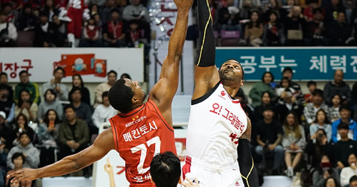 [JB포토] KGC 인삼공사 '홈 개막전 점프볼'