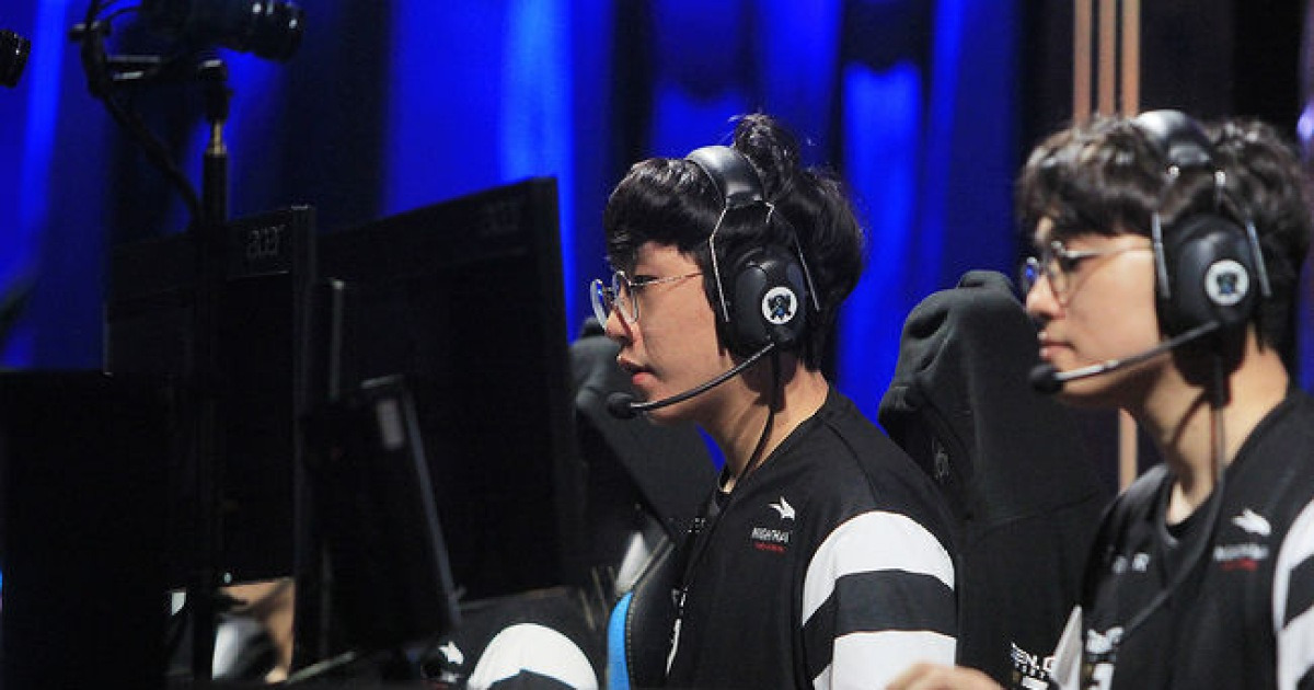 고개숙인 '디펜딩 챔프'..젠지, RNG에게 패하며 2R 굴욕의 전패 [롤드컵]