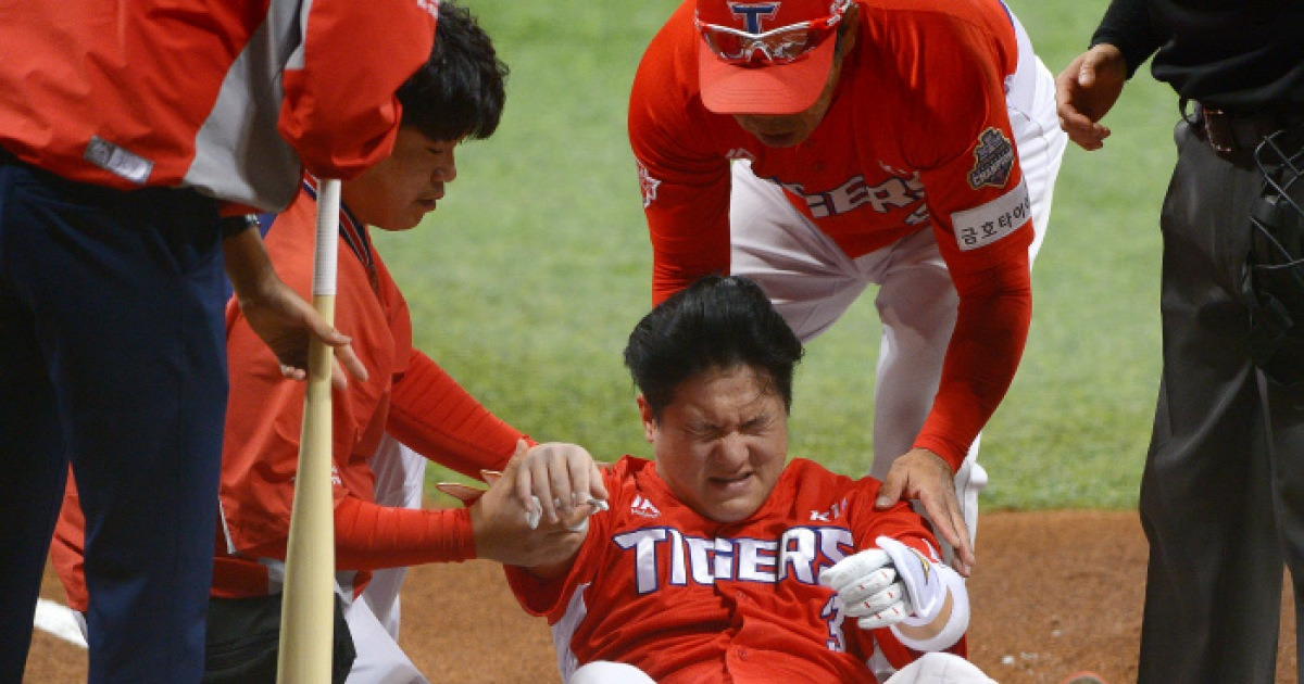 김선빈 부상이 불러온 나비효과..이길 수 없었던 KIA의 수비 [WC1차전]