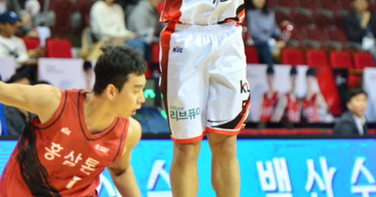 '허훈-랜드리 활약' KT, KGC 꺾고 시즌 첫 승