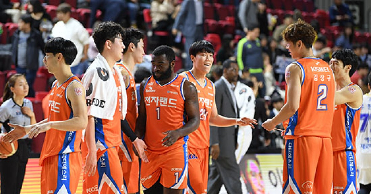 전자랜드 'KCC 완파하고 기분좋은 3연승' [MK포토]