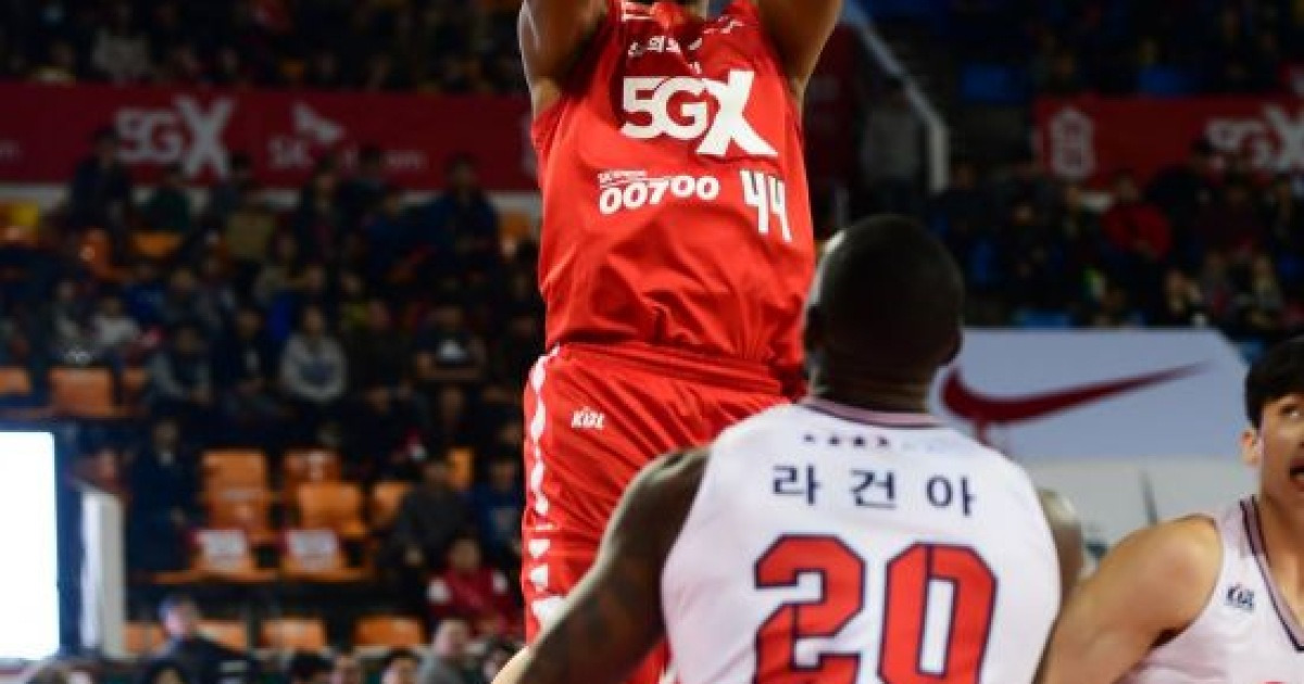 '윌리엄스 더블더블' SK, 우승후보 모비스 제압..KGC-LG 승전고(종합)