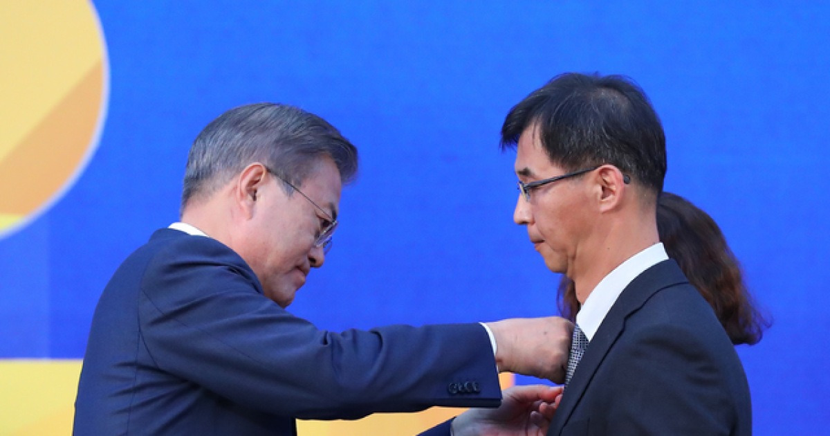 문 대통령 이현우 한국지방재정학회 이사에 대통령 표창 수여