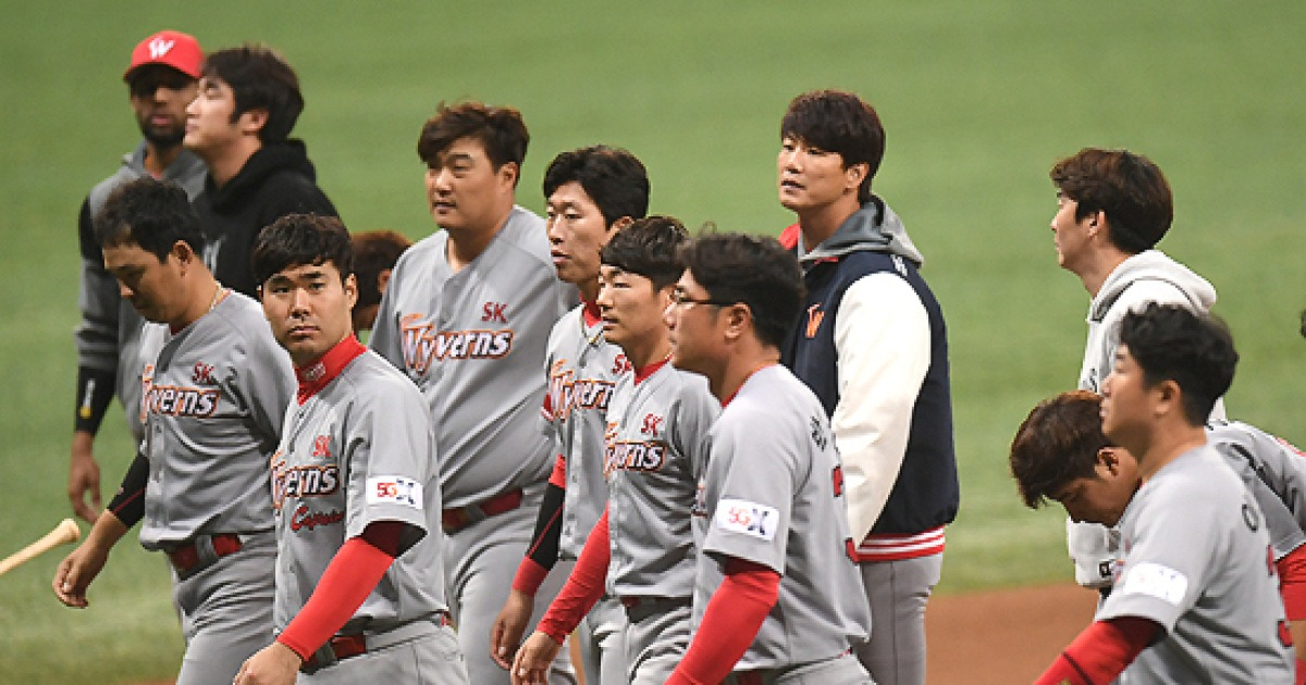 5차전 필승다짐하며 퇴근한 SK [MK포토]