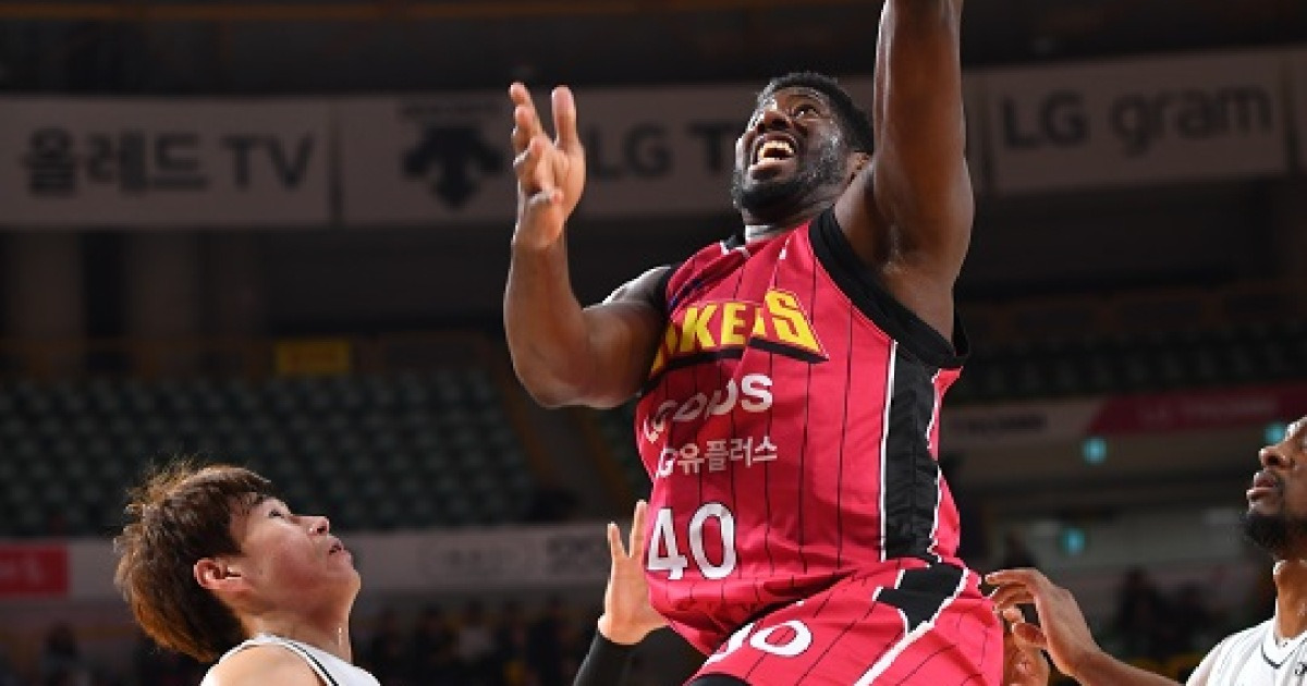 [BK Review] '철벽 수비' 앞세운 LG, KGC 꺾고 3연승 질주..공동 2위