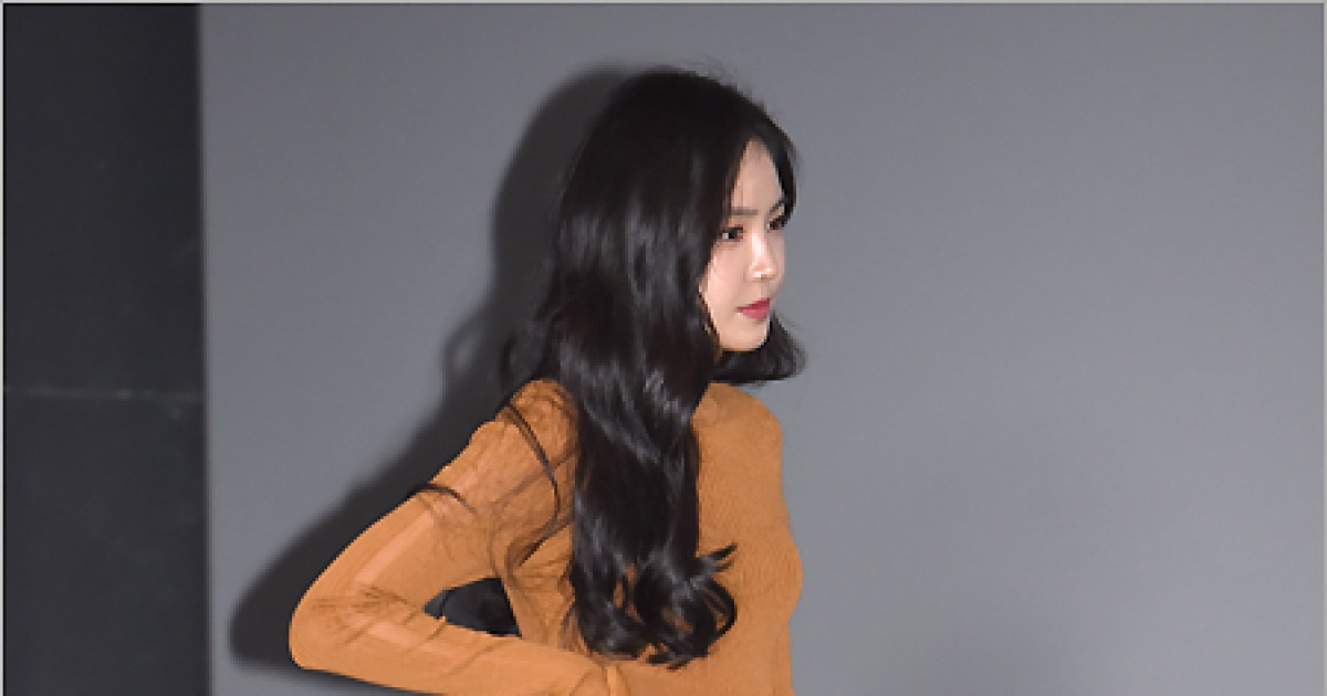 [md포토] 손나은 개미허리에 치마가 흘러내리네